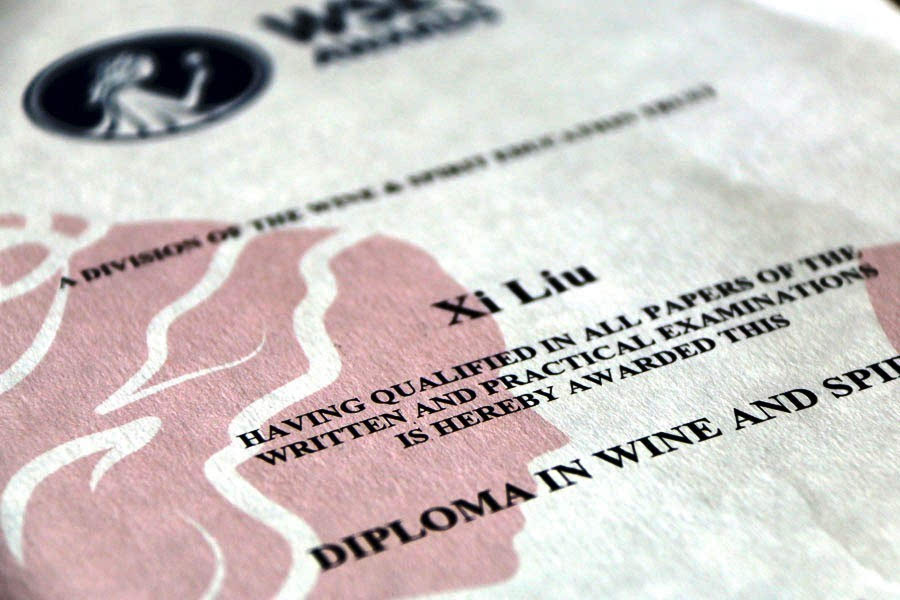 她是中国大陆第一位斩获 WSET 4 级证书的 90 后美女,她叫刘溪!